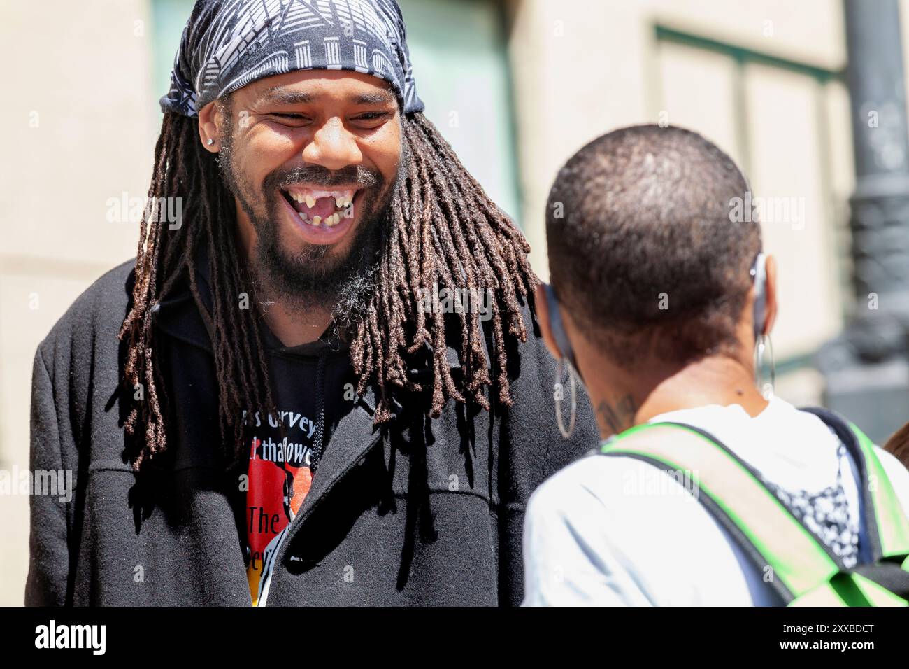 ARC-0130...WASHINGTON - A homeless man shares a happy moment with a ...