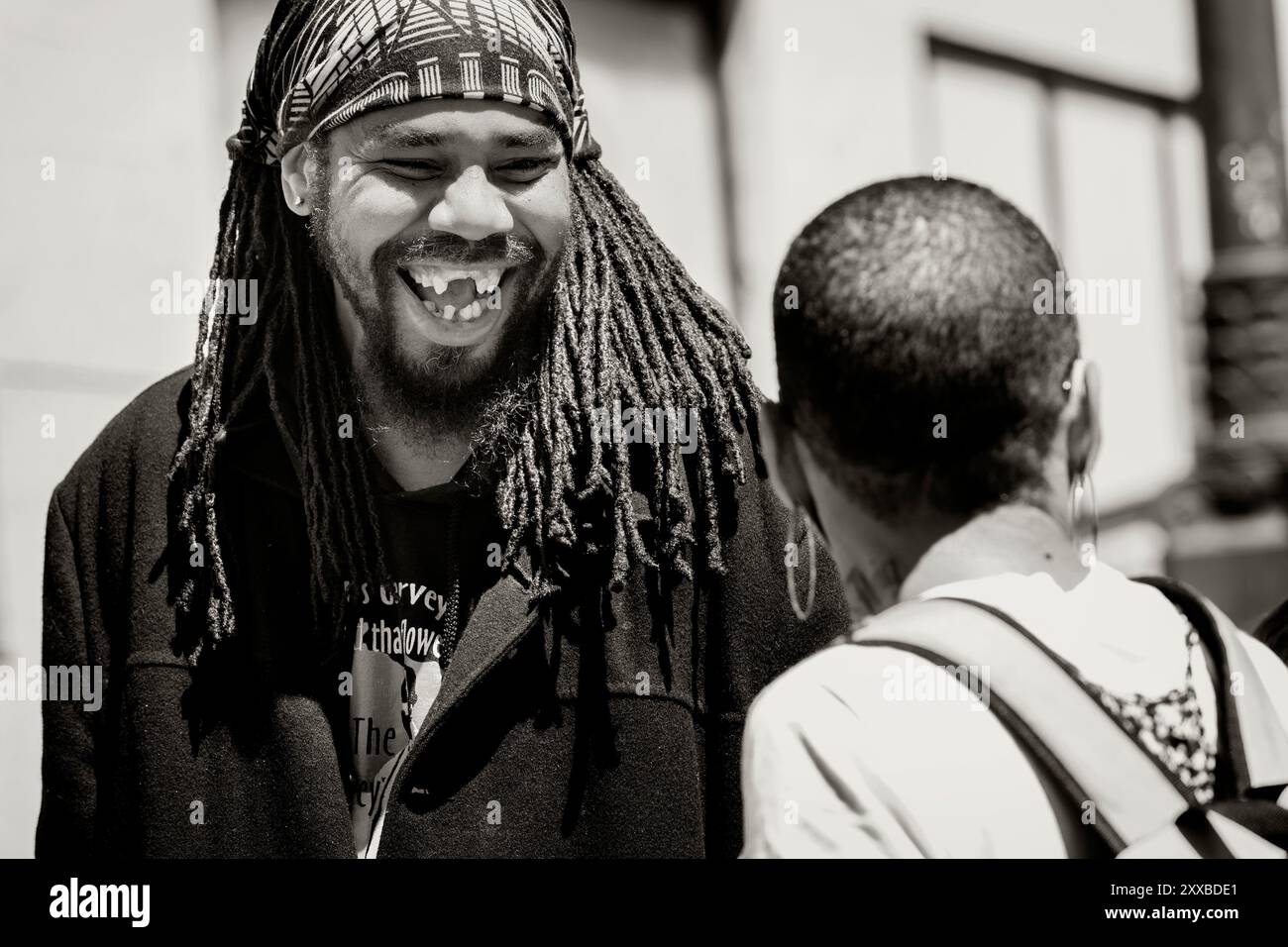 ARC-0130-BW...WASHINGTON - A homeless man shares a happy moment with a ...