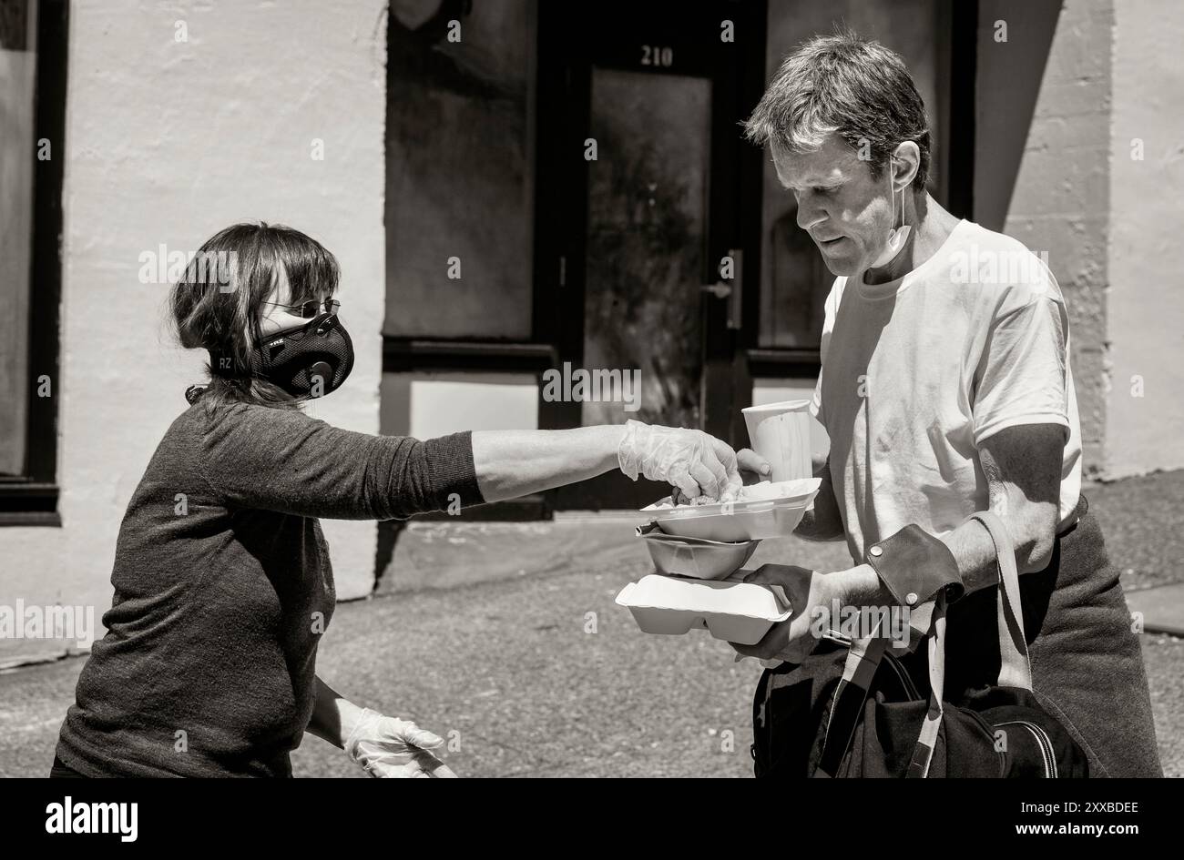 ARC-0132-BW......WASHINGTON - A homeless man in Seattle receives a hot ...