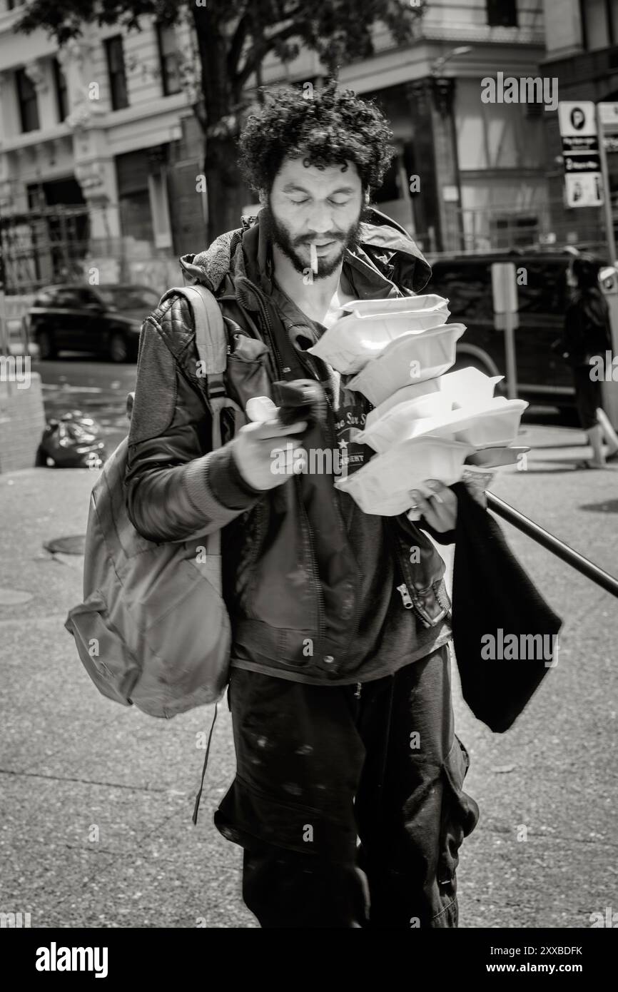 ARC-0136-BW......WASHINGTON - A homeless man receives a pair of socks ...