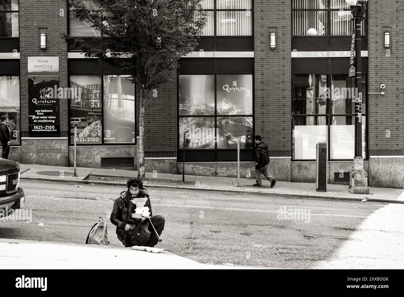 ARC-0137-BW......WASHINGTON - A homeless man receives a pair of socks ...