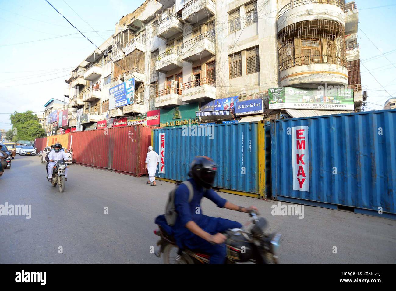 Containers has been placed at Saddar area to blocked the roads in ...