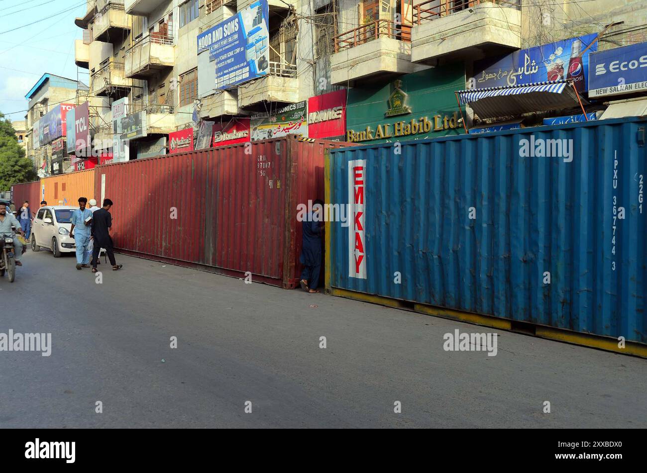 Containers has been placed at Saddar area to blocked the roads in ...