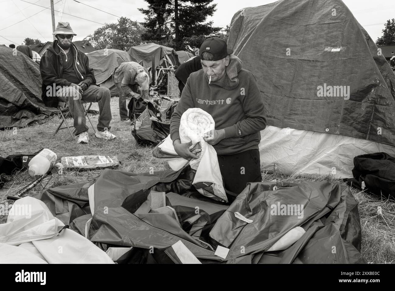Homeless people living on hi-res stock photography and images - Alamy