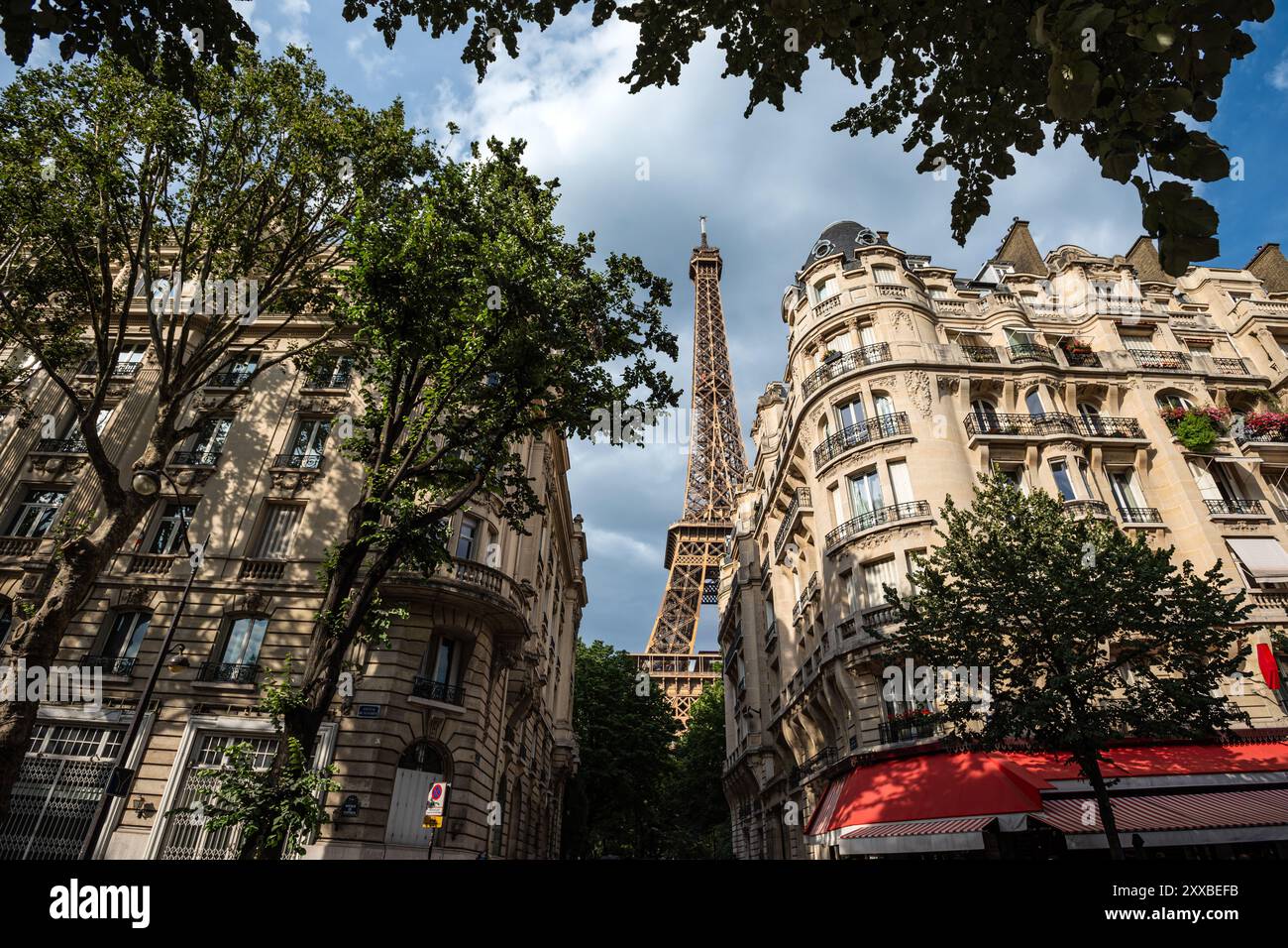 The Eiffel Tower framed by Parisian Architecture on Avenue de Suffren - Paris, France Stock ...