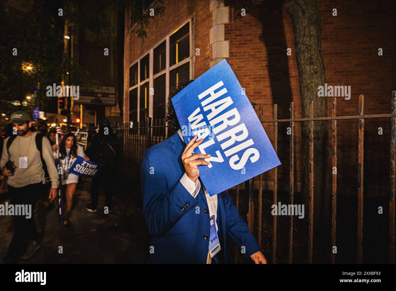 Harris walz signs hi-res stock photography and images - Alamy