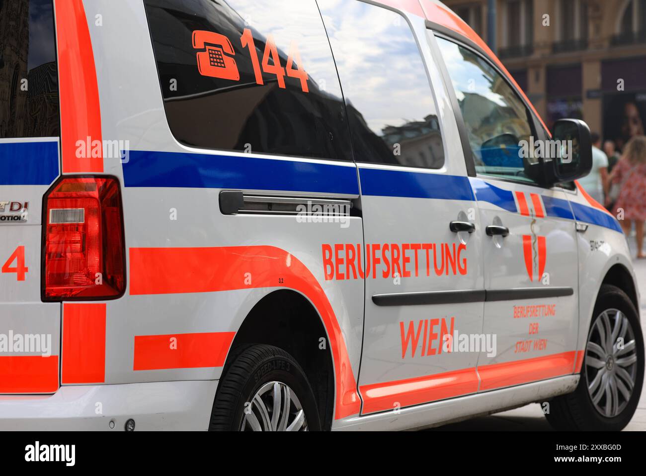 Wien, Österreich 11. August 2024: Im Bild: Krankenwagen mit der ...