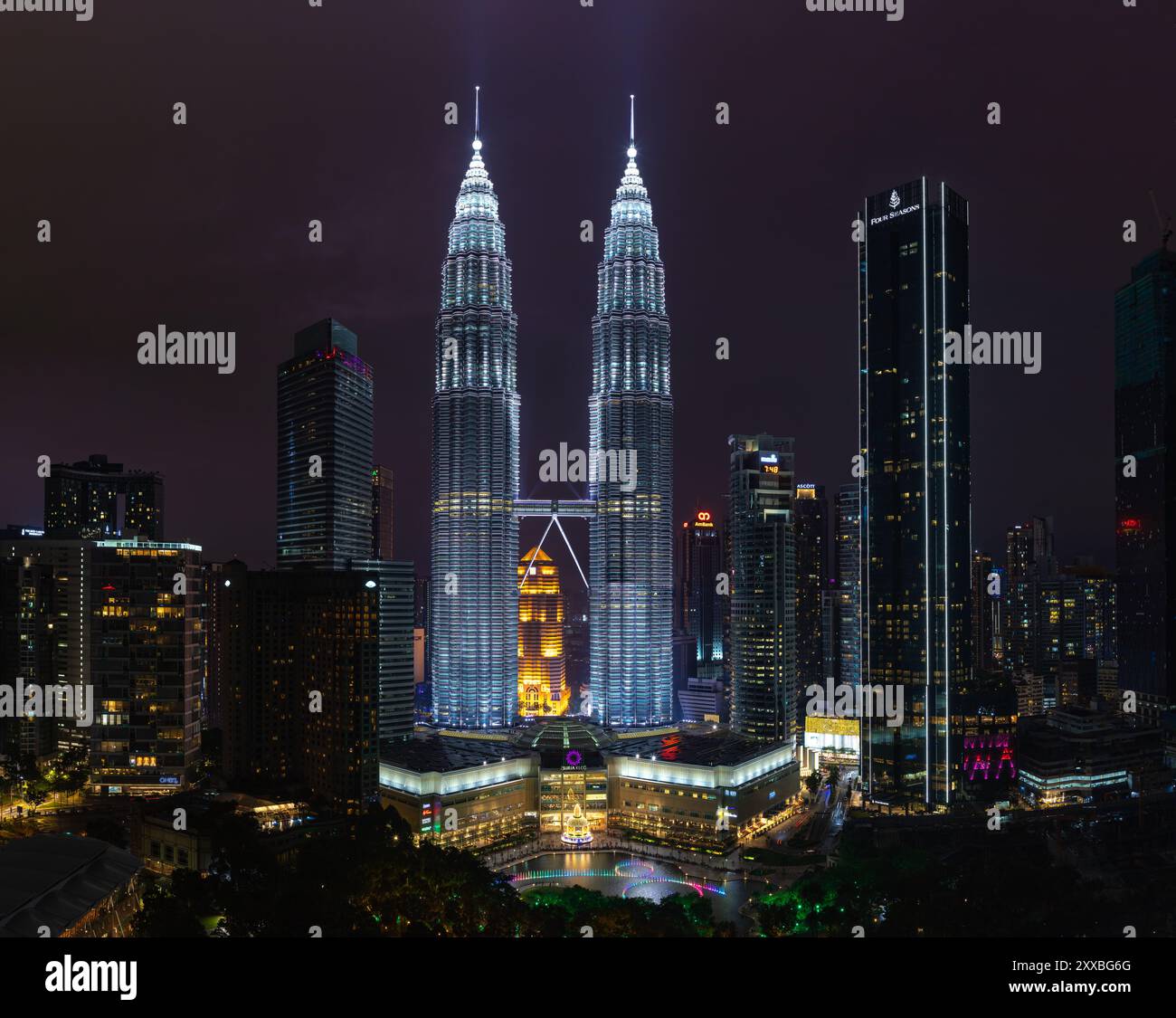 A picture of the Petronas Twin Towers, the KLCC Park water and light ...