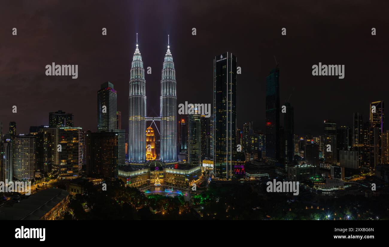 A picture of the Petronas Twin Towers, the KLCC Park water and light ...