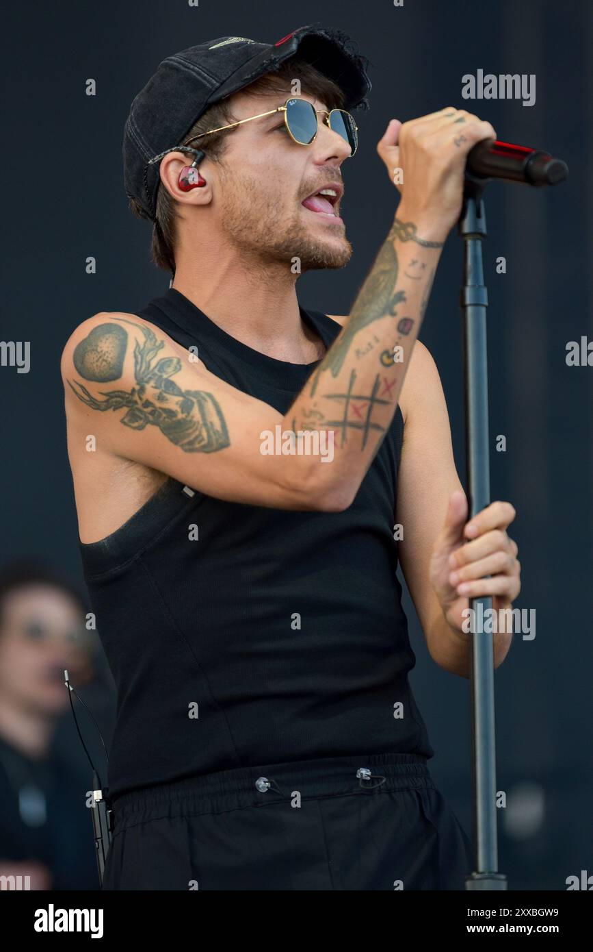 Louis Tomlinson, of One Direction, delights his huge crowd of fans, at ...