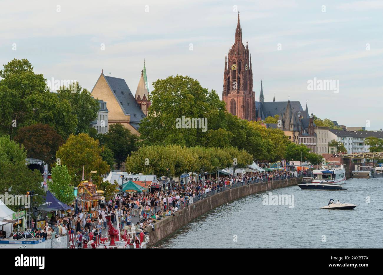 23 August 2024, Hesse, Frankfurt/Main: Visitors stroll between culture ...
