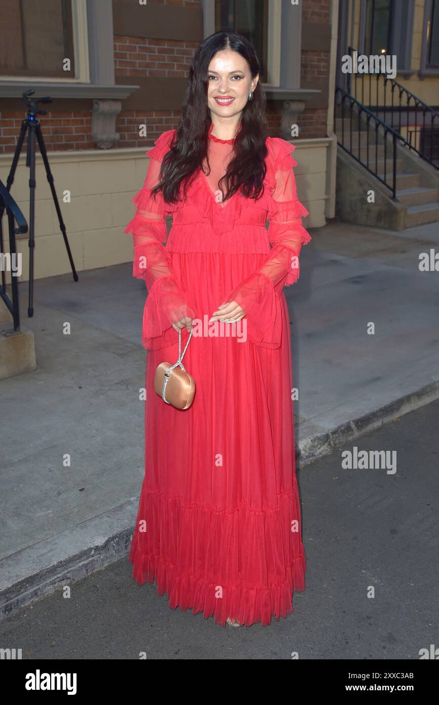 Natasha Blasick bei der Premiere der 4. Staffel der Hulu Serie 'Only ...
