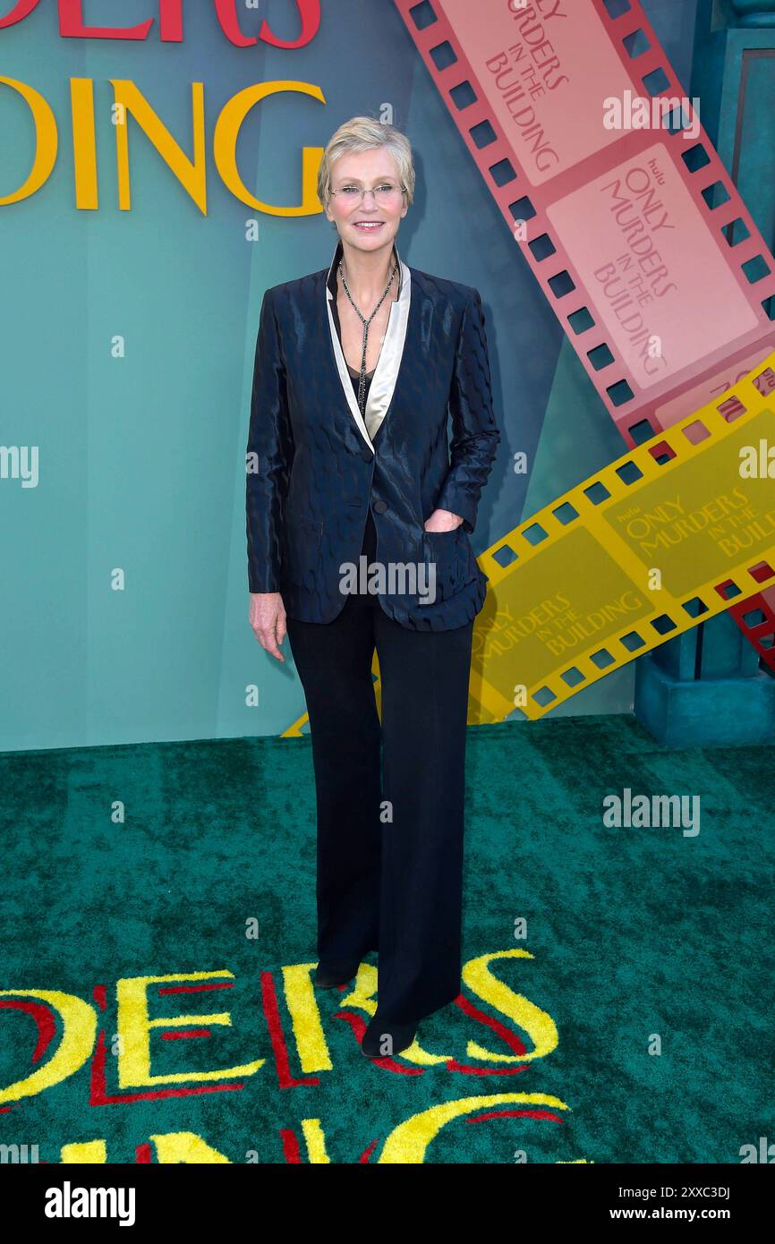 Jane Lynch bei der Premiere der 4. Staffel der Hulu Serie 'Only Murders ...