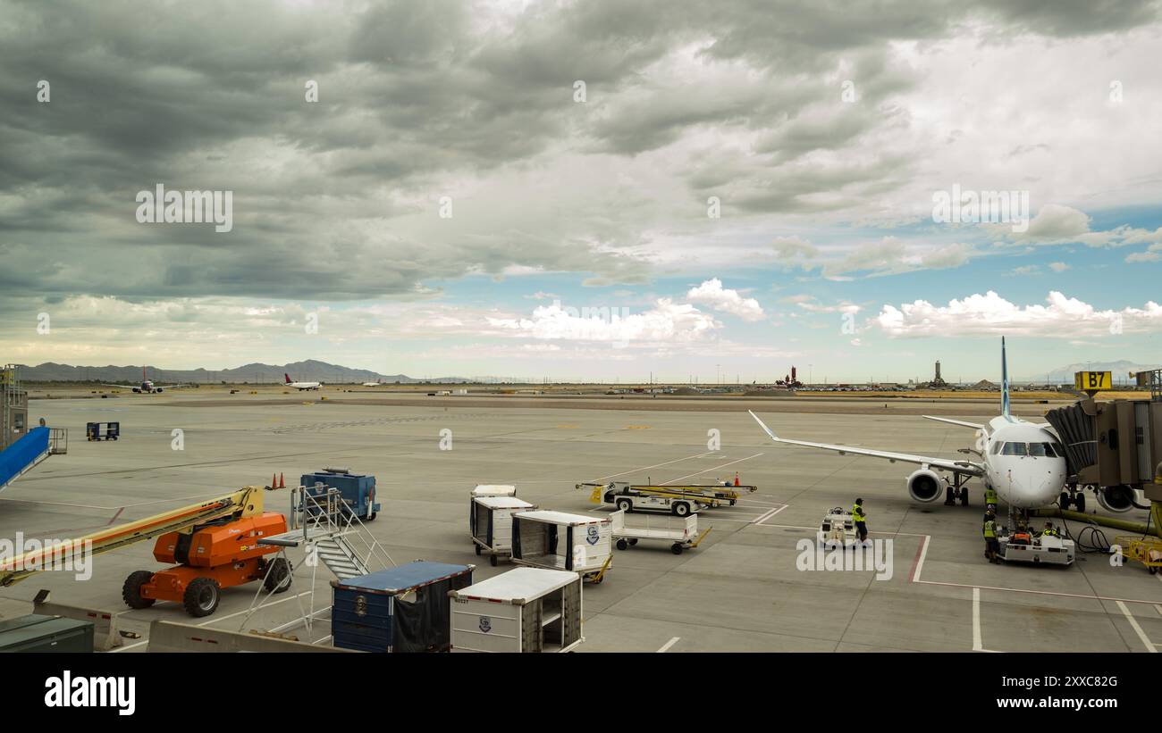 Delta airline planes at gates hi-res stock photography and images - Alamy