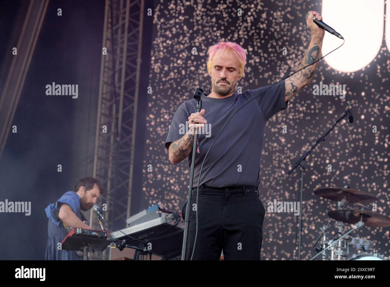 Idles on stage hi-res stock photography and images - Alamy
