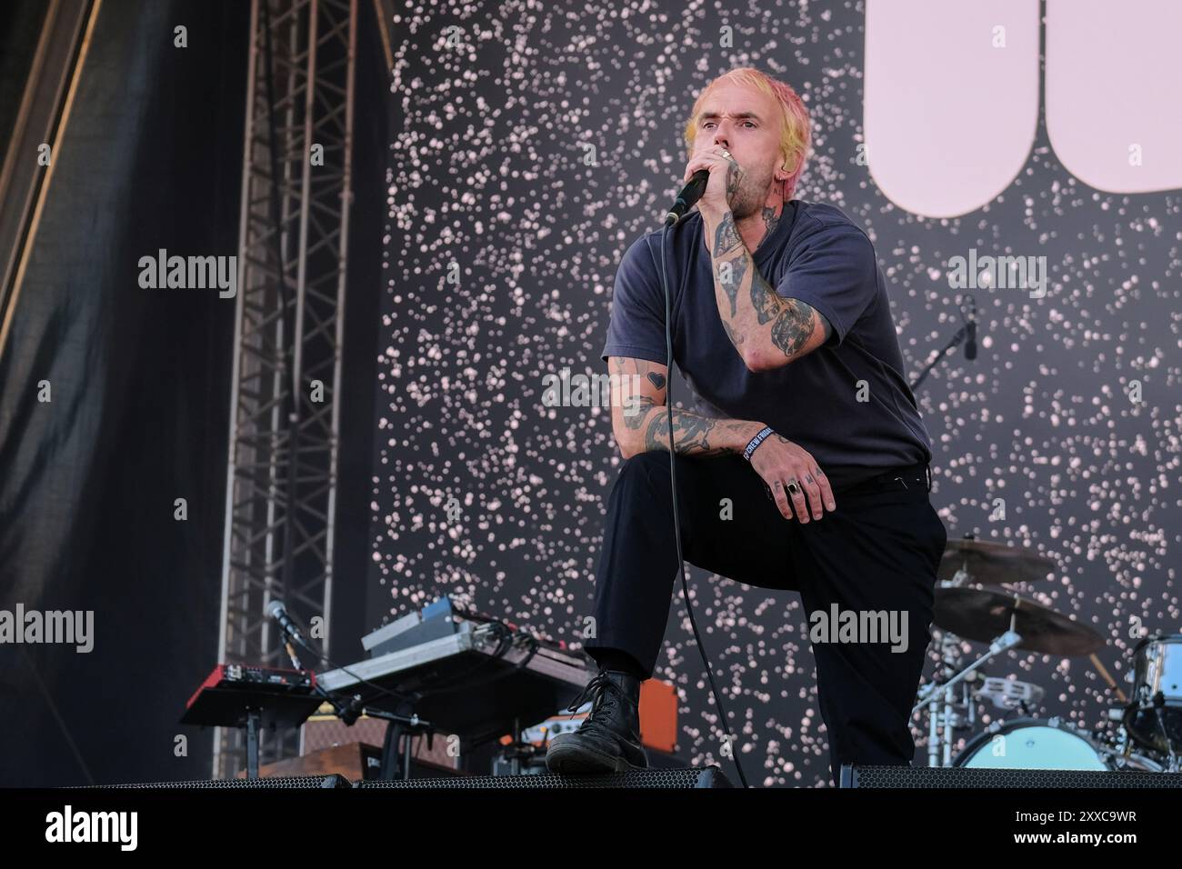 Idles on stage hi-res stock photography and images - Alamy