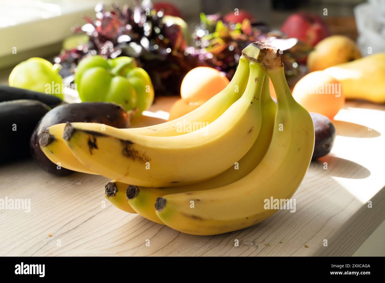 Bunch bananas orange kiwi hi-res stock photography and images - Alamy