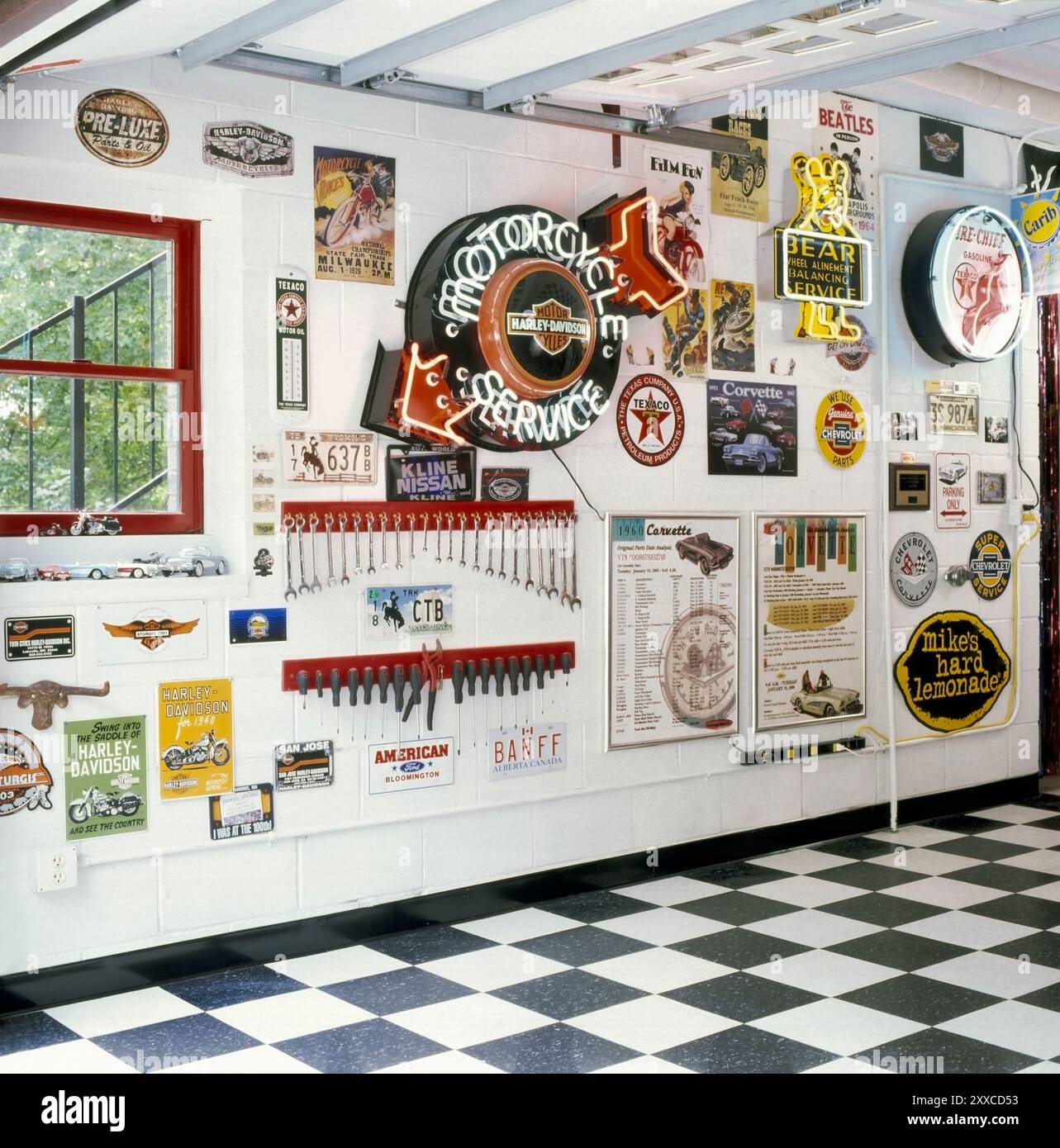 Retro service station hi-res stock photography and images - Alamy