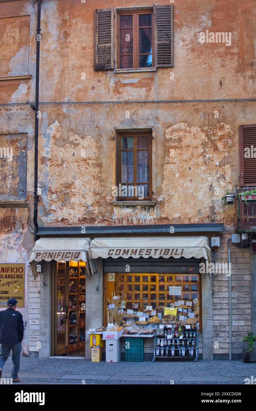 Traditional Italian rustic shop Stock Photo - Alamy