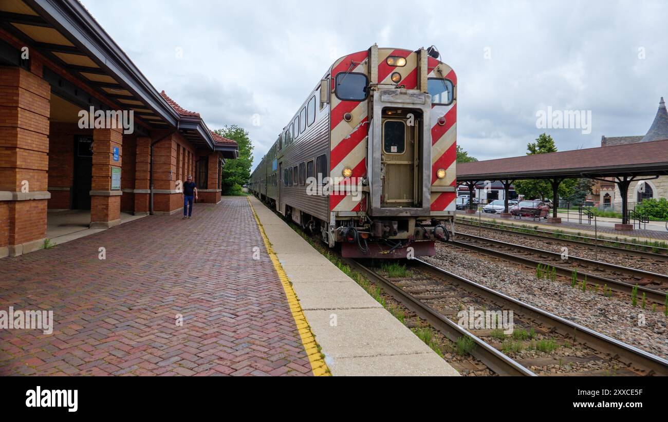 Inbound BNSF Metra commuter train pulling into Riverside, Illinois station Stock Photo - Alamy