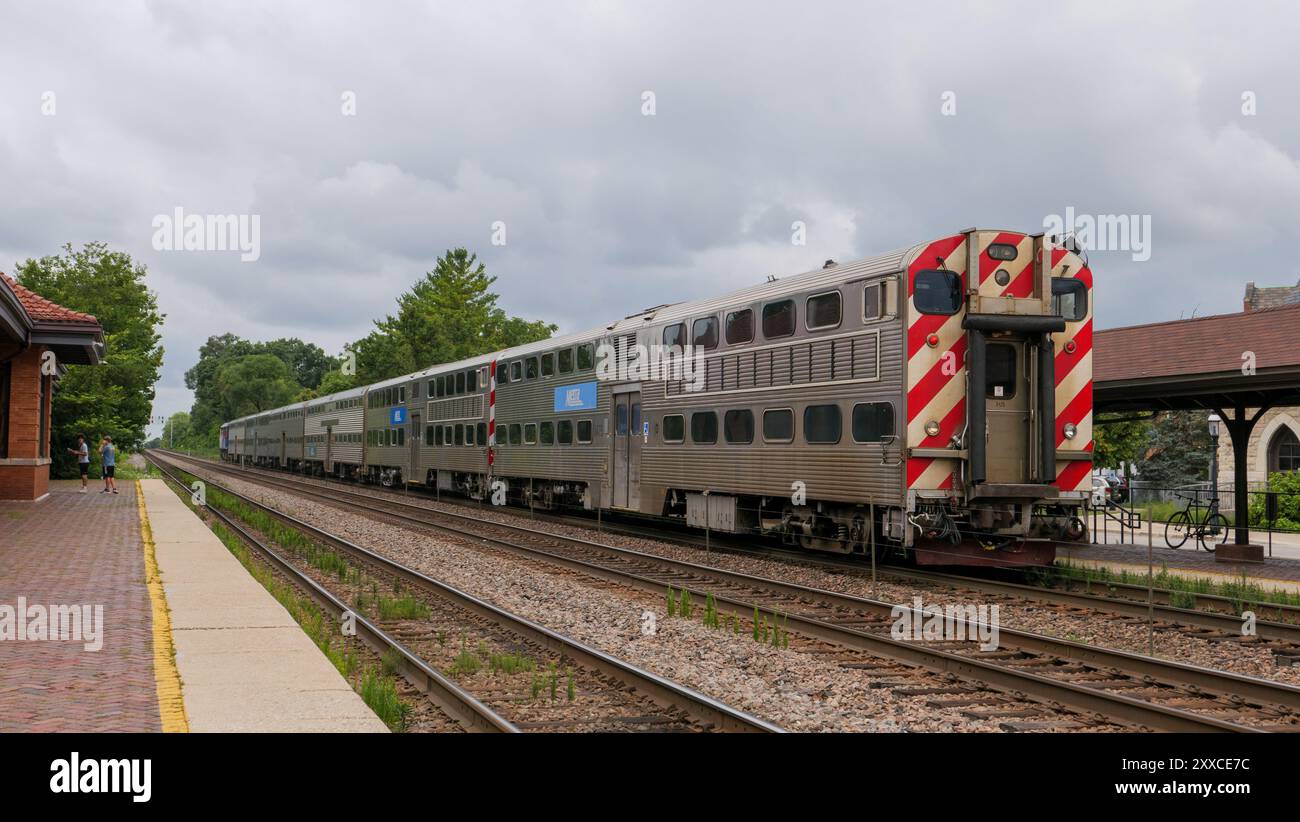Outbound BNSF Metra commuter train leaving Riverside, Illinois station Stock Photo - Alamy