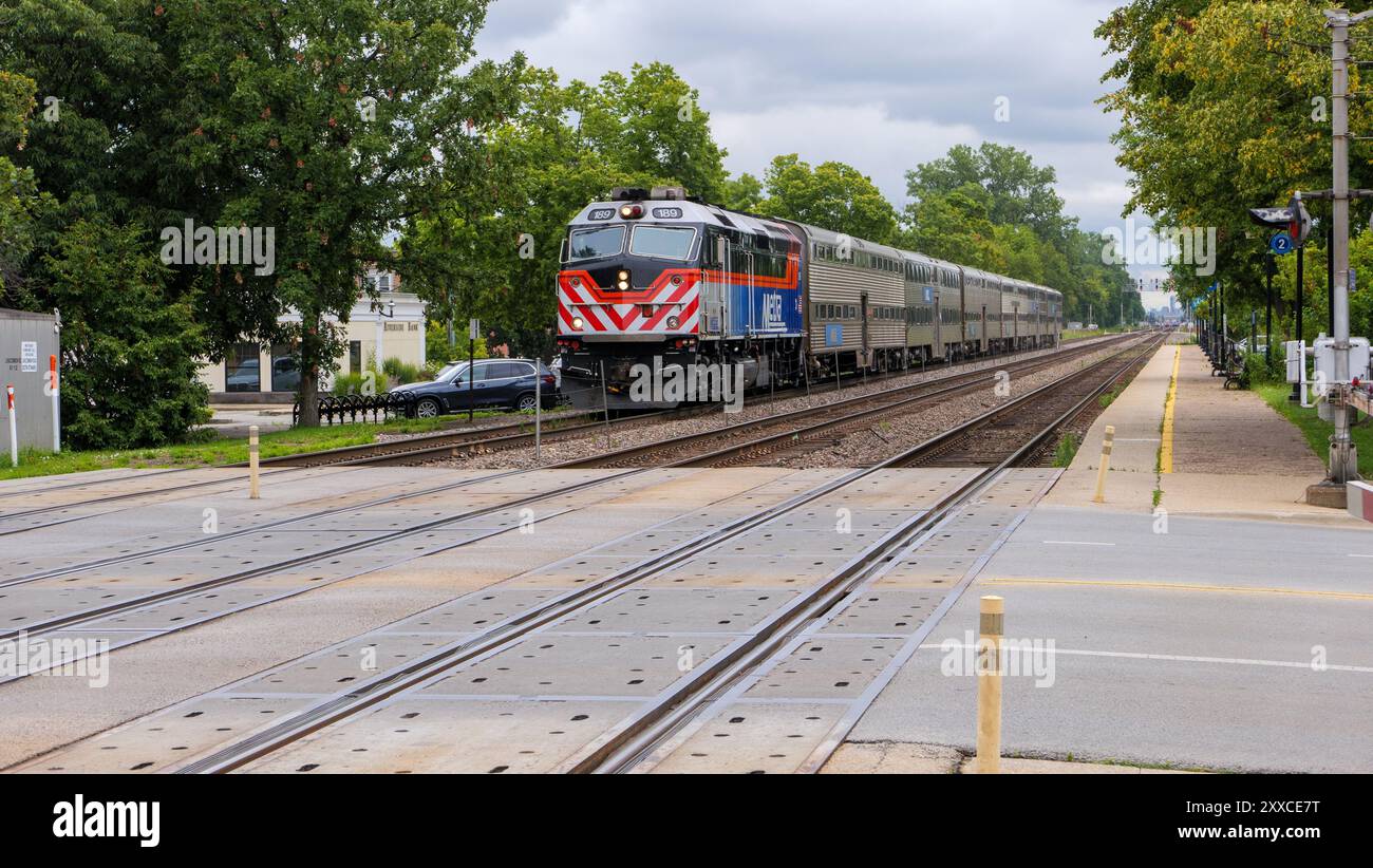 Outbound BNSF Metra commuter train, led by a F40PHM-3 locomotive ...