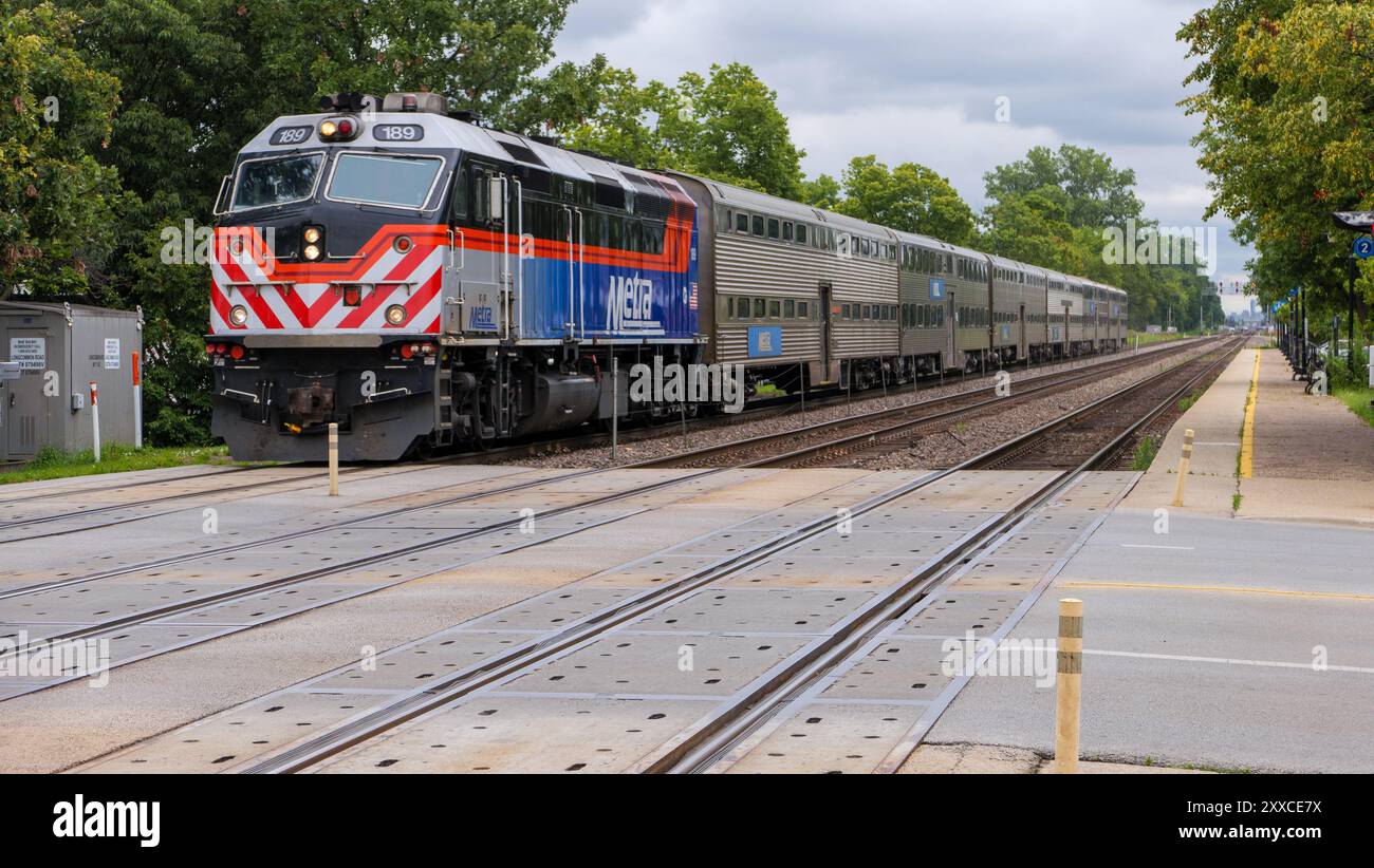 Outbound BNSF Metra commuter train, led by a F40PHM-3 locomotive, pulling into Riverside ...