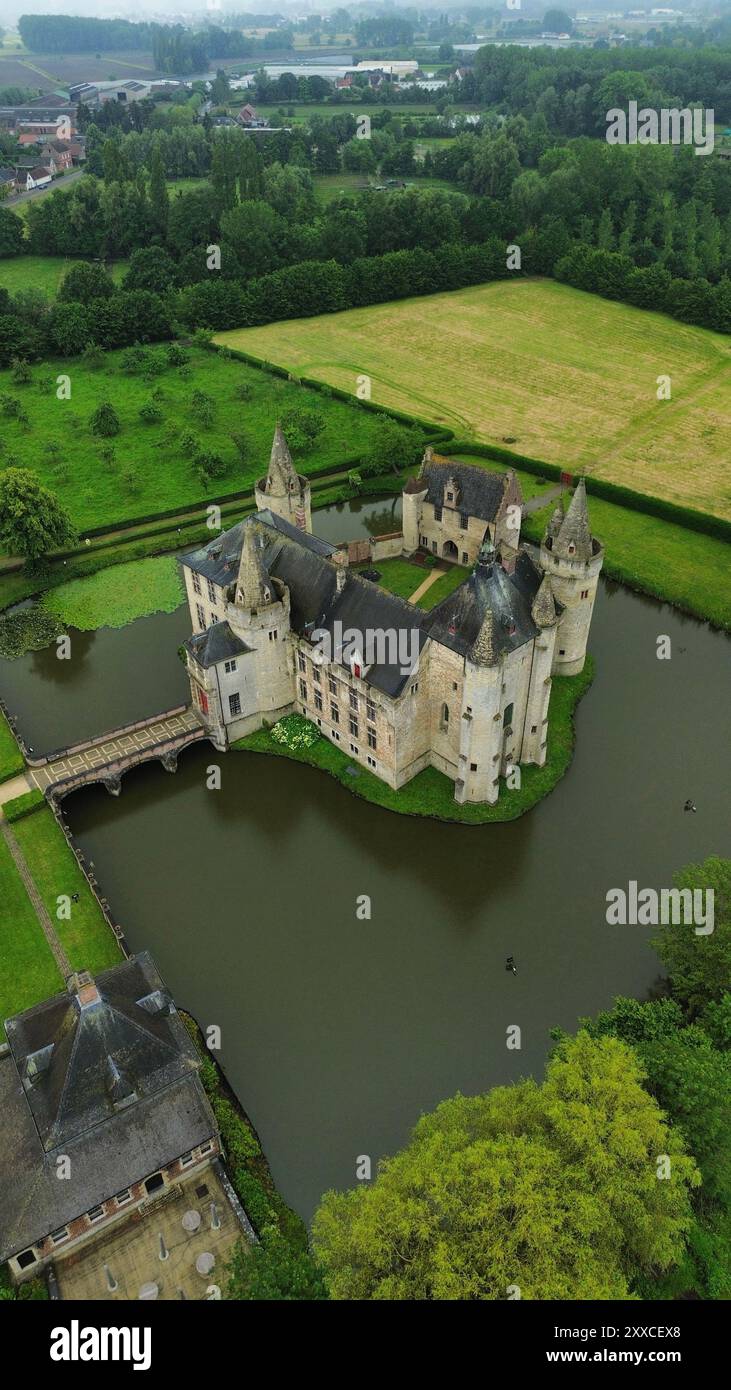 Castle 4k video hi-res stock photography and images - Alamy