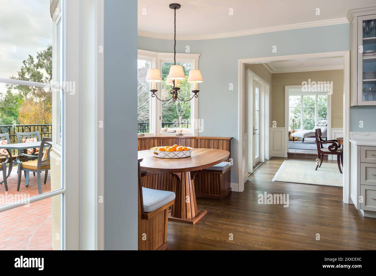 Built in bench under window hi-res stock photography and images - Alamy