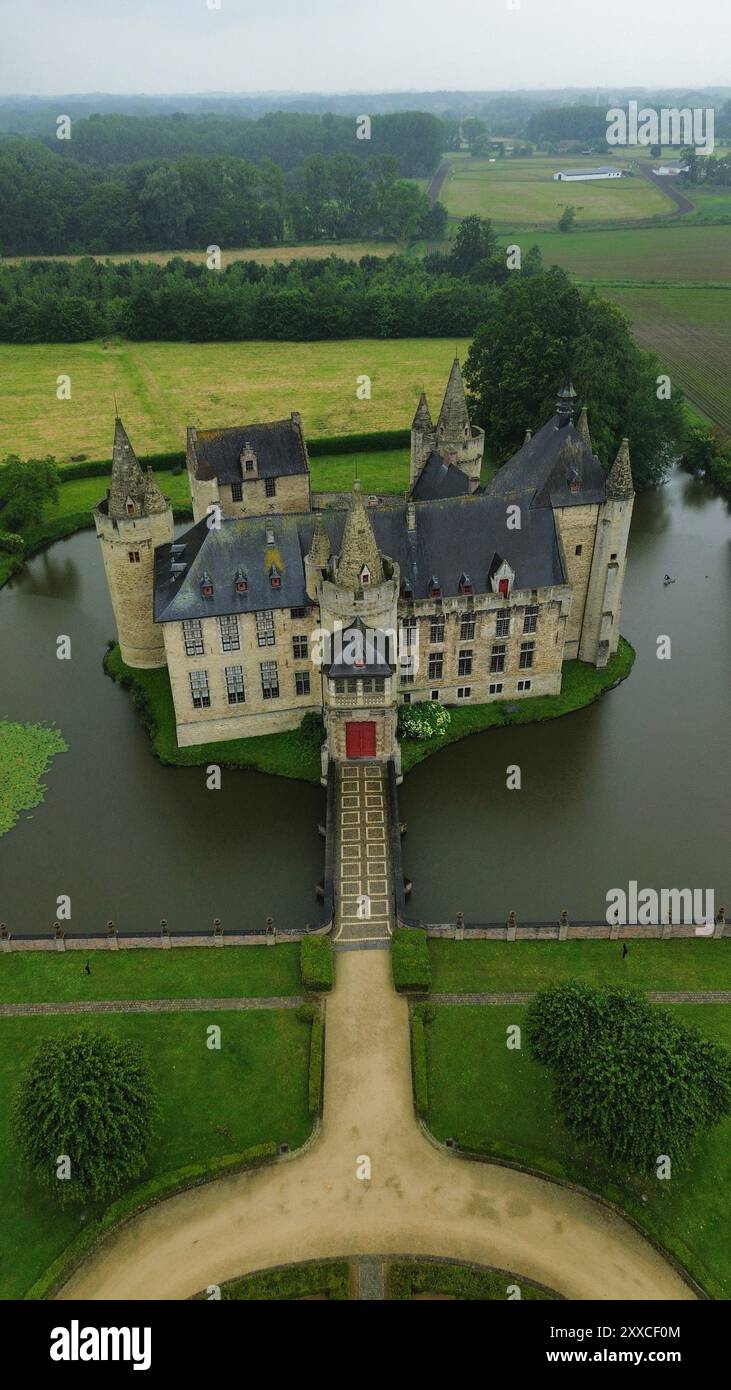 Castle 4k video hi-res stock photography and images - Alamy