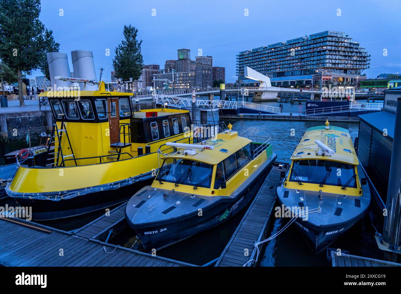Liegeplatz der Wassertaxi, dahinter das ehemalige Fenix Lagerhaus von ...