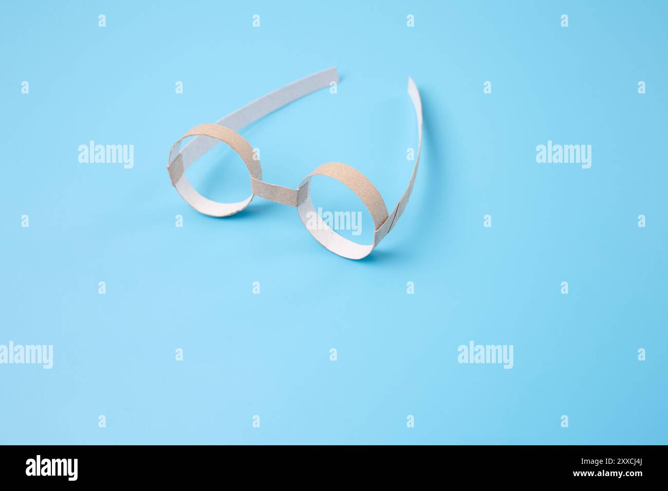 simple craft spectacles making, summer DIY and craft concept, how to ...