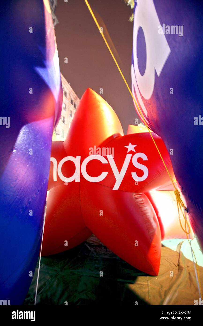 Workers and volunteers, specialists in inflating balloons are preparing ...