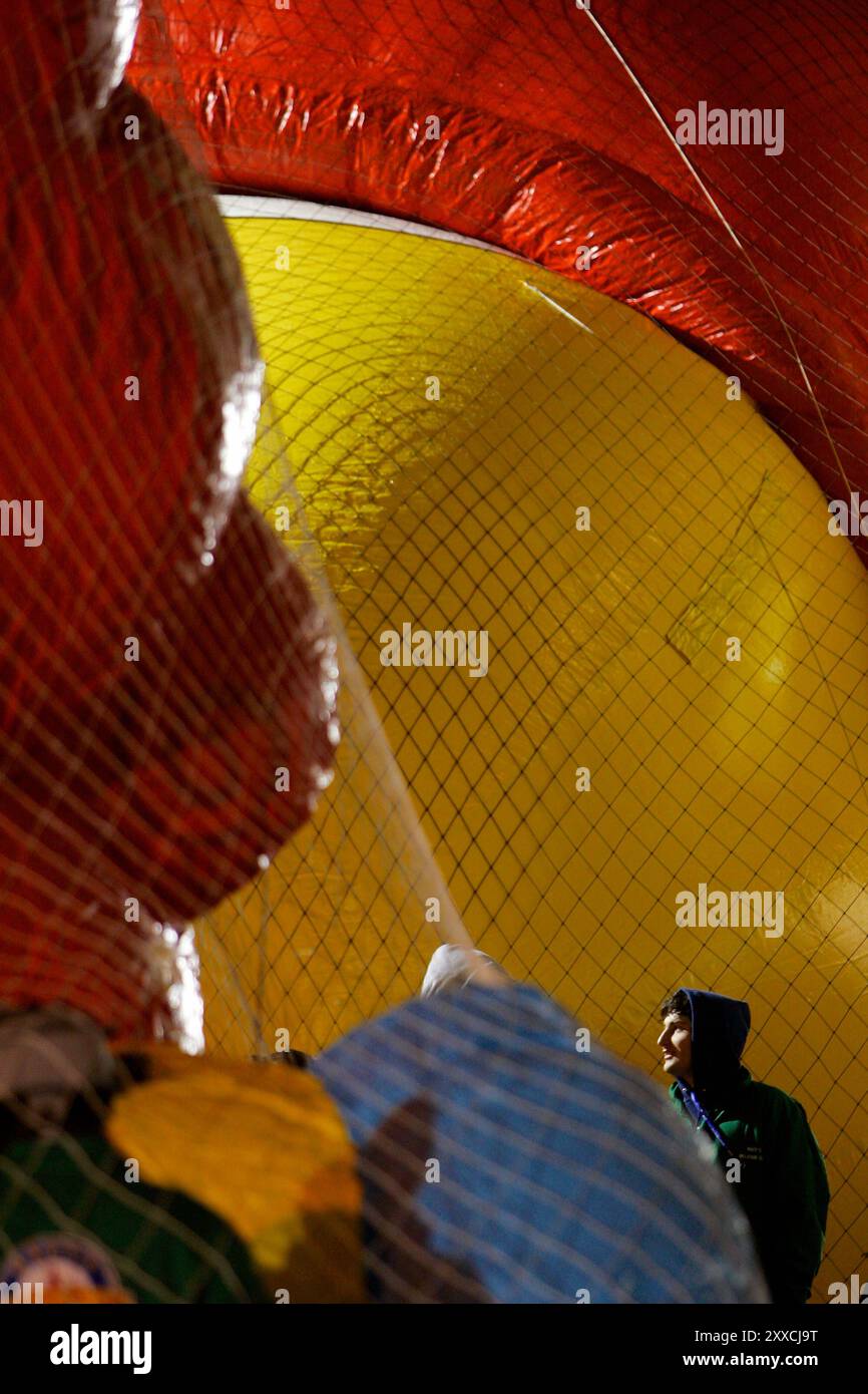 Workers and volunteers, specialists in inflating balloons are preparing ...