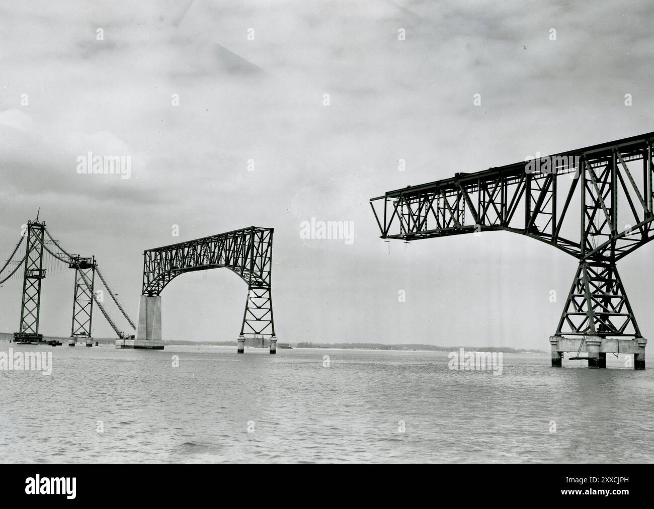 1952 bridge construction hi-res stock photography and images - Alamy