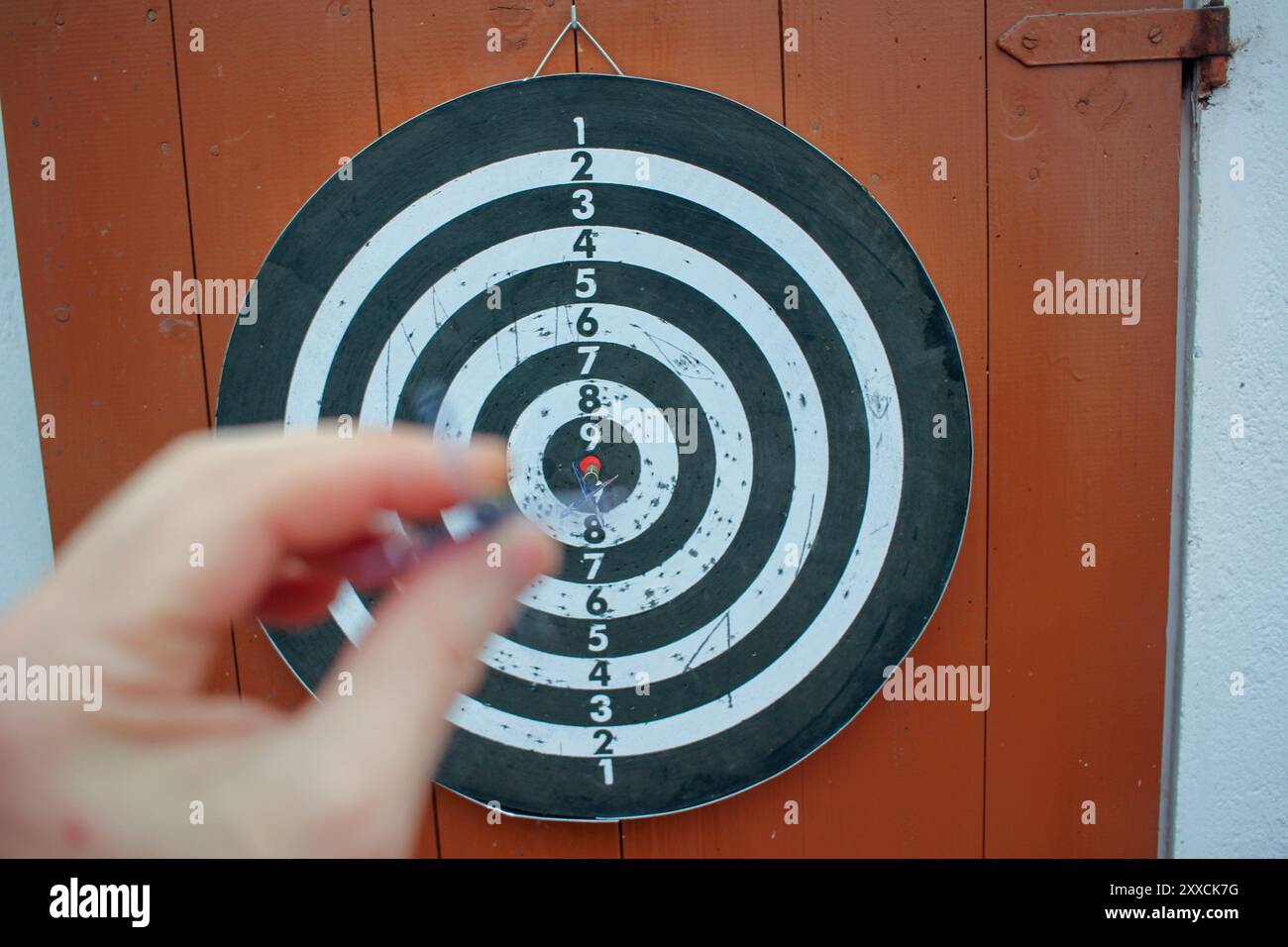 Red dart hitting bullseye hi-res stock photography and images - Alamy
