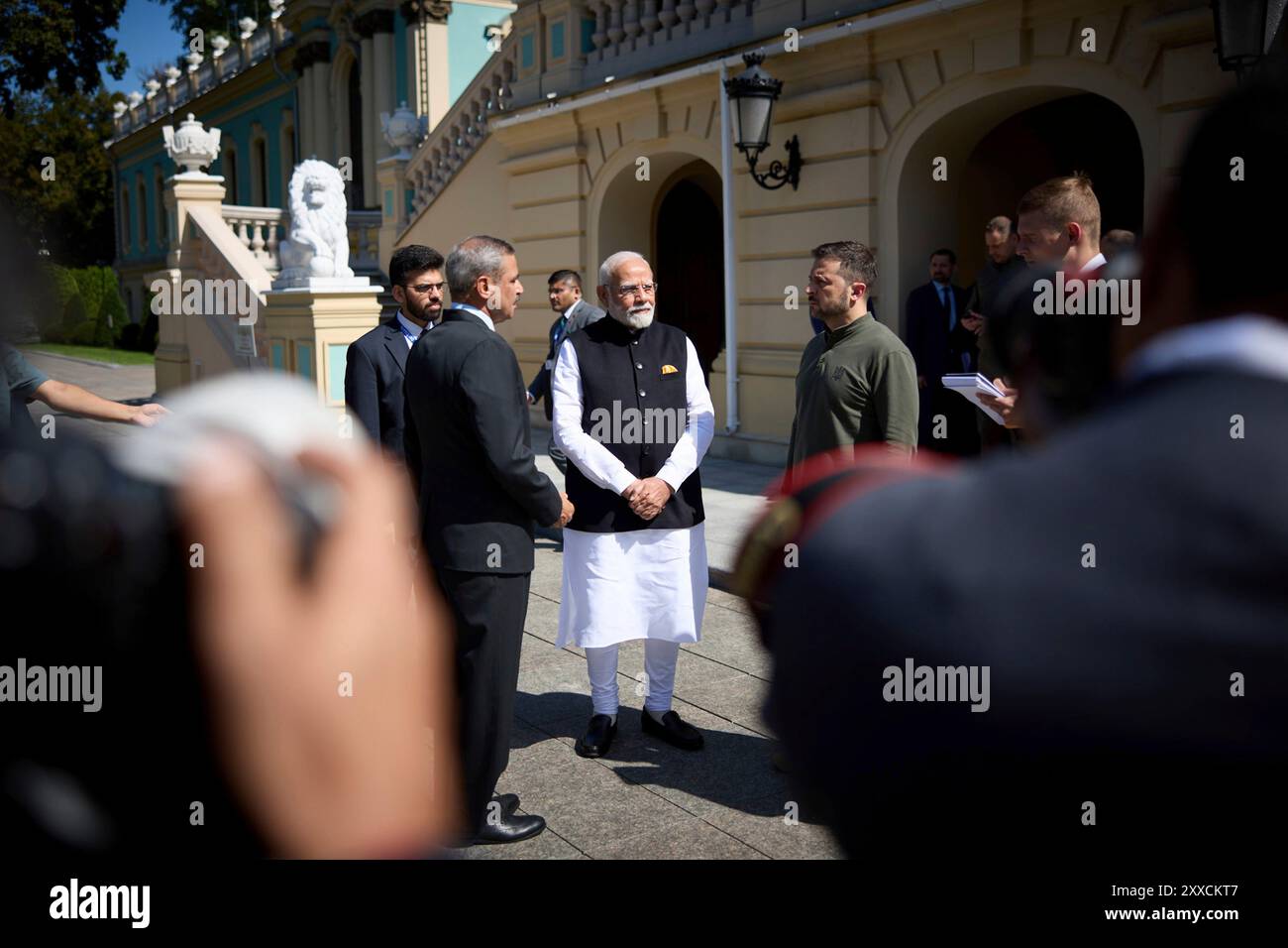 Cube mobile medical unit hi-res stock photography and images - Alamy