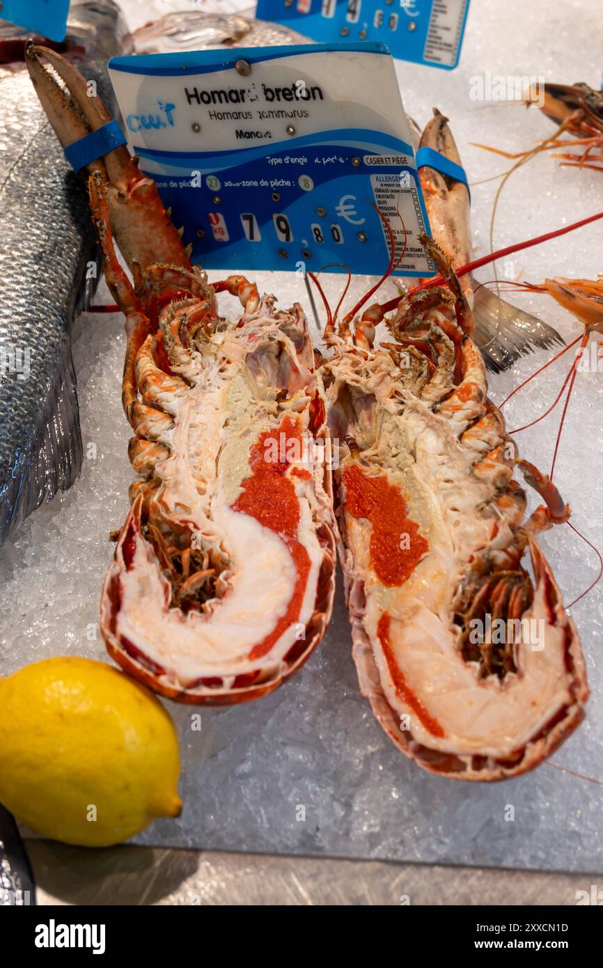 Homard breton,homarus, lobster, cutted in two pieces on ice on weekly ...