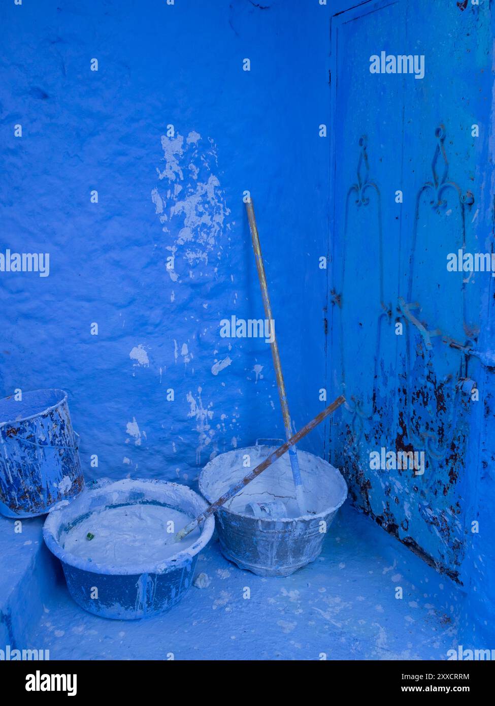 The indigo blue paint of Chefchaouen, Morocco Stock Photo - Alamy