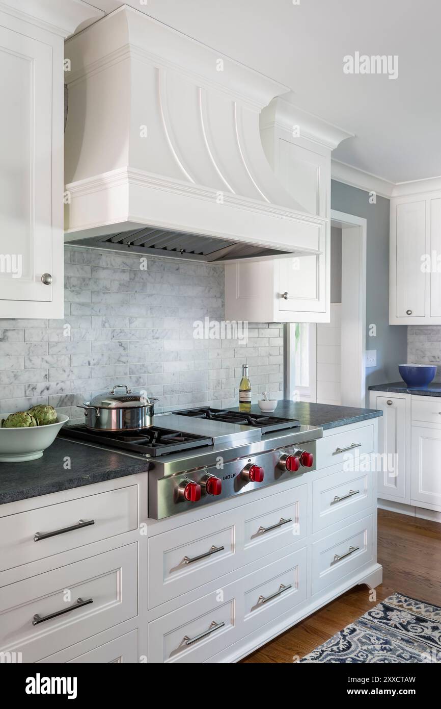 Wolf rangetop in pretty white kitchen Stock Photo - Alamy