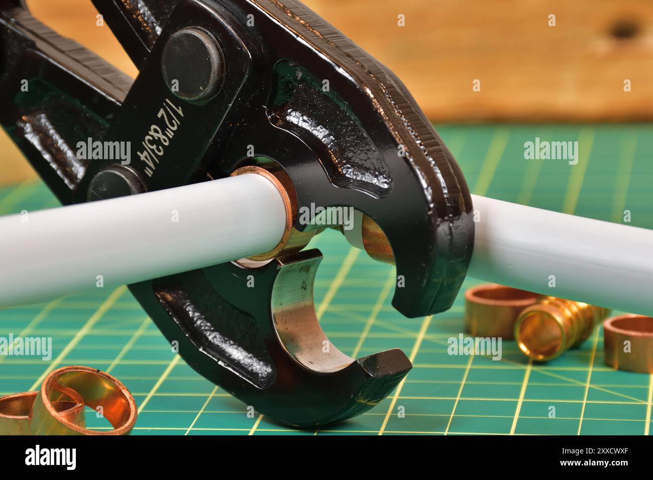 Plumbing tool to connect PEX pipes. Hand plier press for PEX joint ...