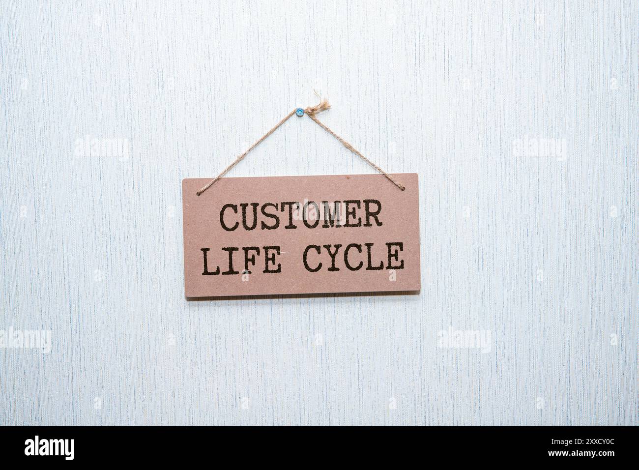 On the notepad for writing the text Customer Life Cycle, magnifier ...