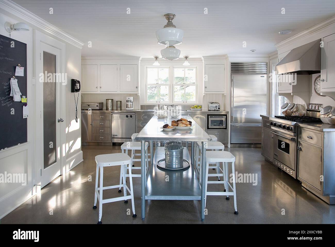modern stainless steel kitchen Stock Photo - Alamy