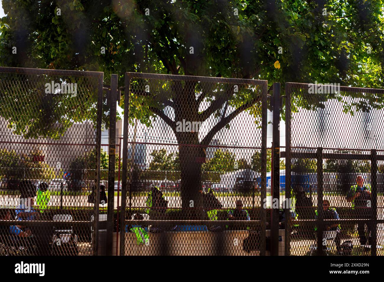 Chicago, United States. 22nd Aug, 2024. Police wait behind a three ...