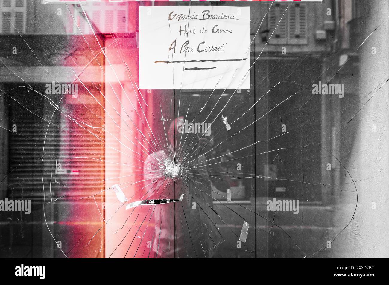 Selfi of a photographer in a broken shop window Stock Photo - Alamy