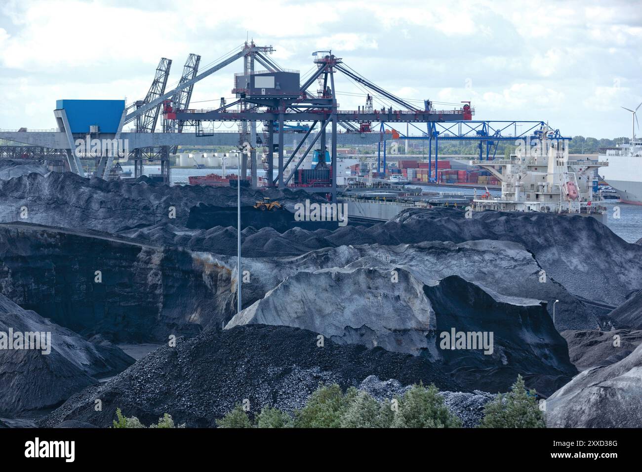 Machine dumps coal hi-res stock photography and images - Alamy