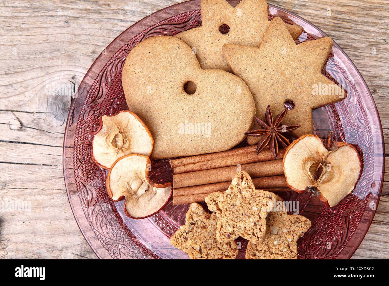 Gingerbread and cinnamon stars on plates with spices Stock Photo - Alamy