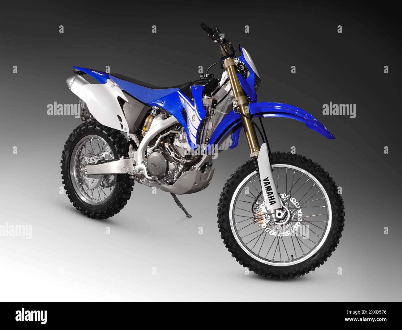 Yamaha YZ 125 2006 low weight powerful off-road racing bike Isolated ...