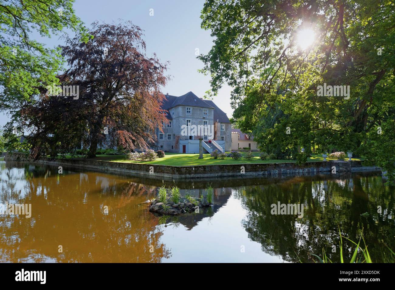 Moated castle of mellenthin hi-res stock photography and images - Alamy