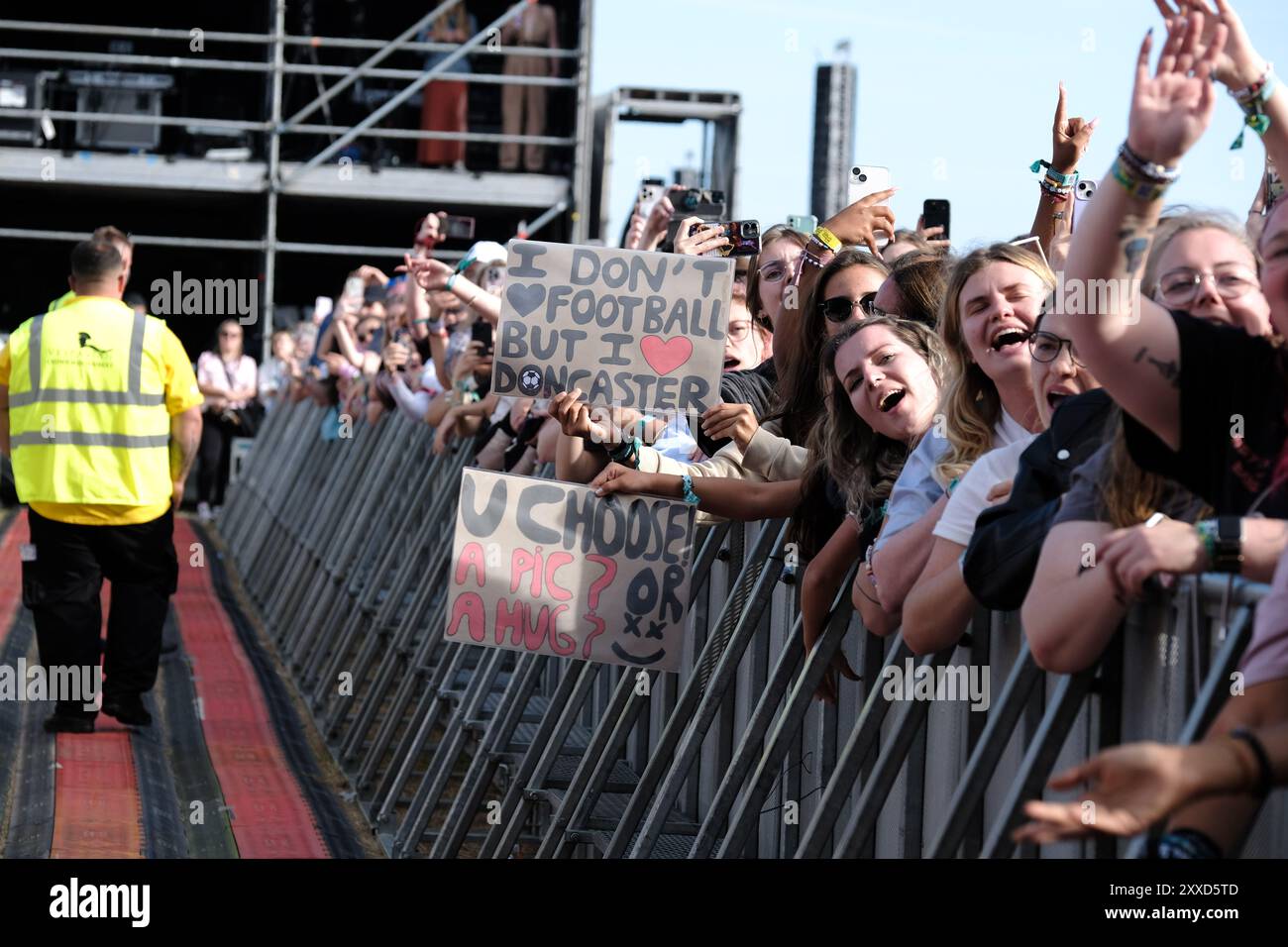 Former one direction singer louis tomlinson hi-res stock photography ...